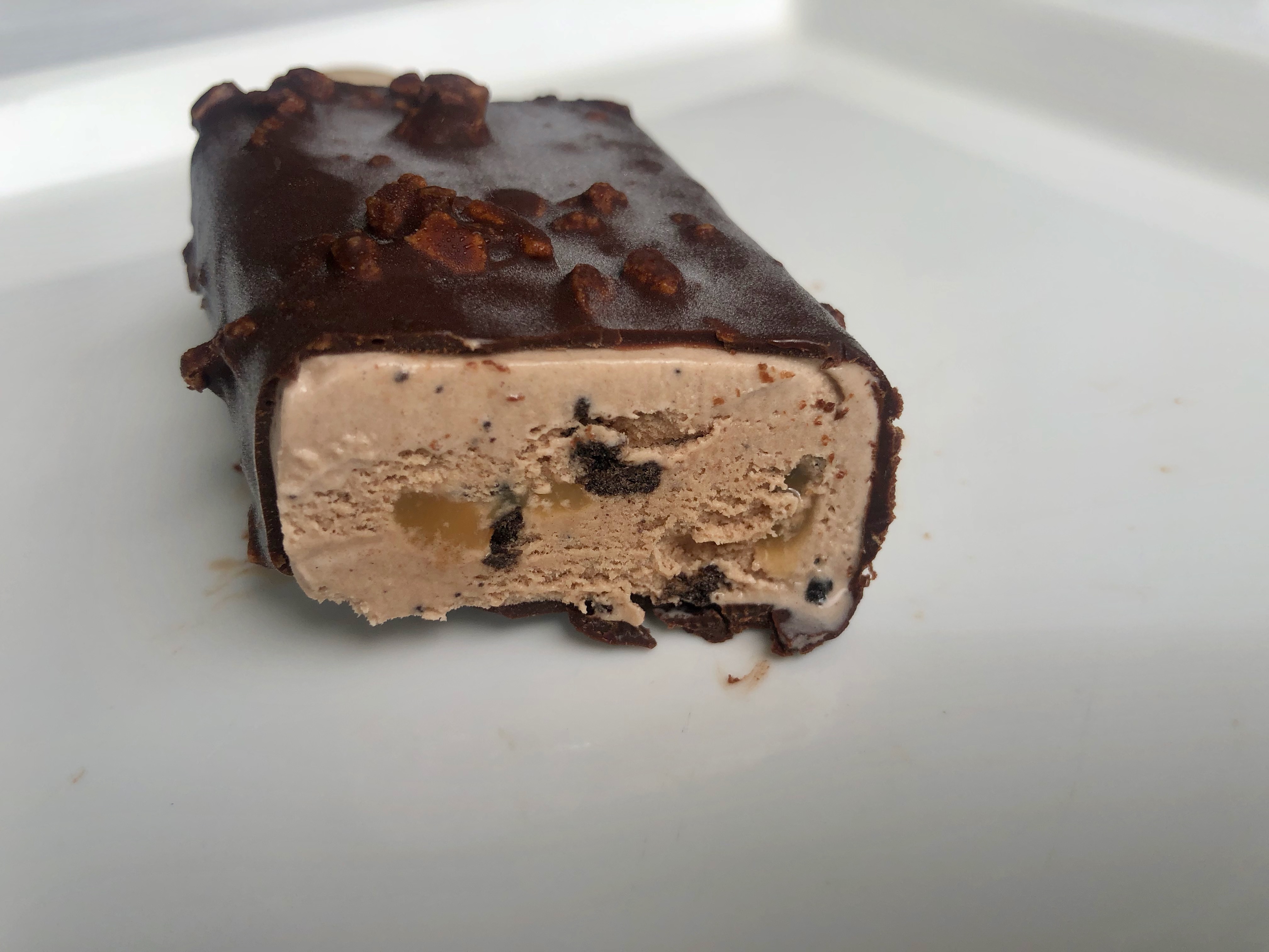 【ご自愛ください】ハーゲンダッツ新作バー「マウンテンチョコファッジ」はガツンと濃厚系！ ザクザク食感や不思議と飽きのこない味わいを楽しんで♡ ...