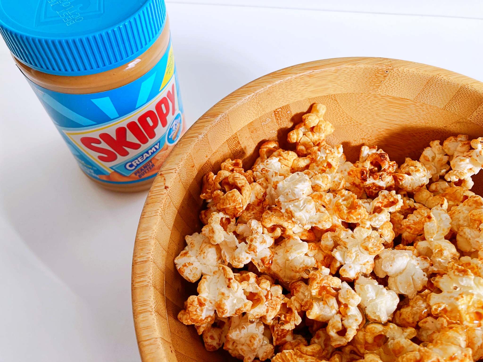 映画ナイトのお供をパパッと作ろう🍿スキッピーで作る「ピーナッツポップコーン」ドハマリするほどおいしい〜♡ | Pouch[ポーチ]
