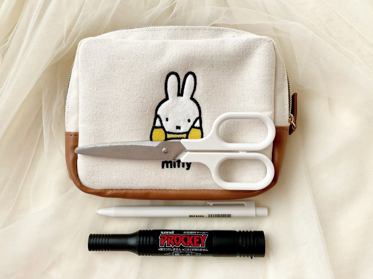 頬づえをつくミッフィーにきゅん♡『InRed』3月号付録のポーチは 収納力バッチリで大満足 | Pouch[ポーチ]