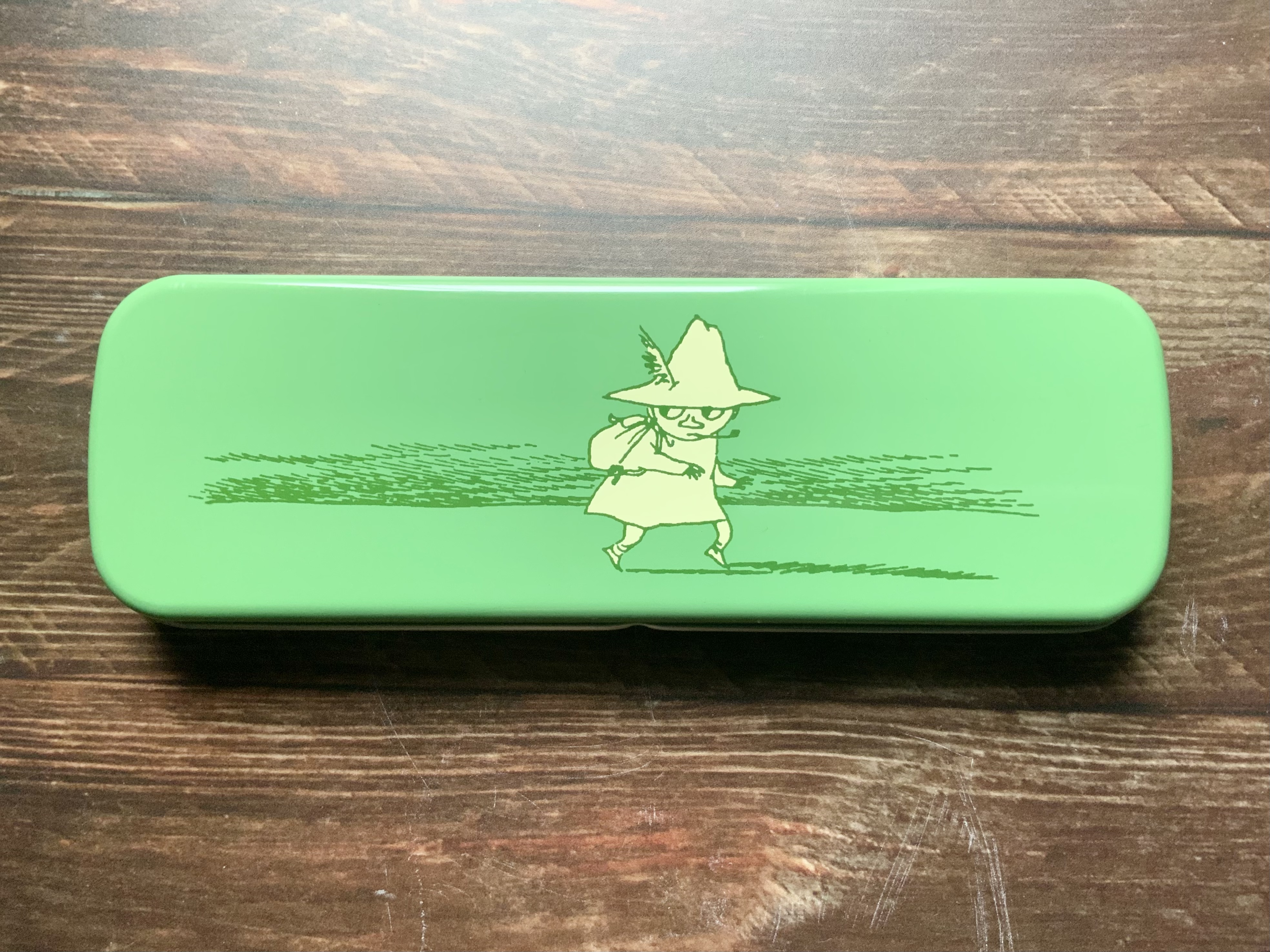 『MonoMaster』にスナフキンのレア付録登場！筆ペン×インク3色×缶ペンケースが素敵すぎるので使ってみた | Pouch[ポーチ]