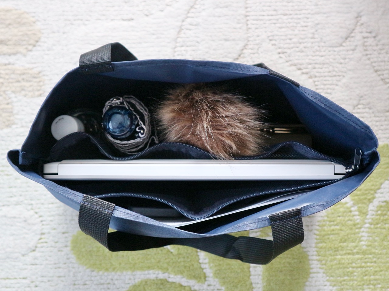 上品なトートバッグが『GLOW』と『InRed』の付録に登場！徹底的に収納力や使い勝手を比較してみたよ | Pouch[ポーチ]