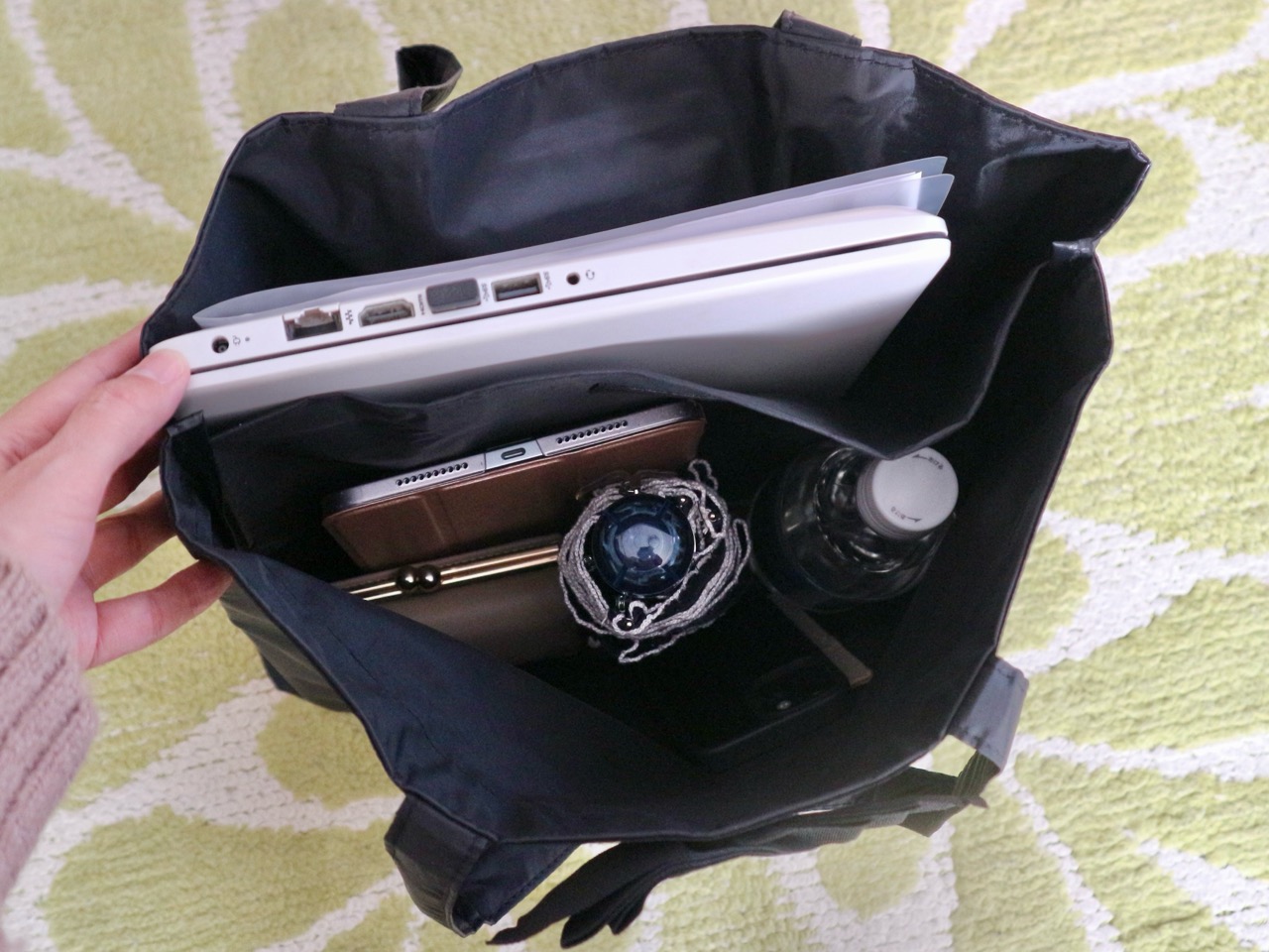 上品なトートバッグが『GLOW』と『InRed』の付録に登場！徹底的に収納力や使い勝手を比較してみたよ | Pouch[ポーチ]