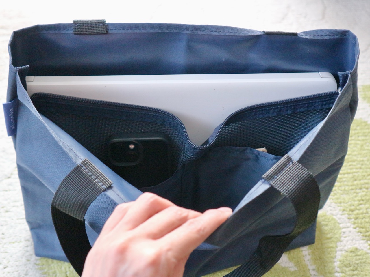 上品なトートバッグが『GLOW』と『InRed』の付録に登場！徹底的に収納力や使い勝手を比較してみたよ | Pouch[ポーチ]